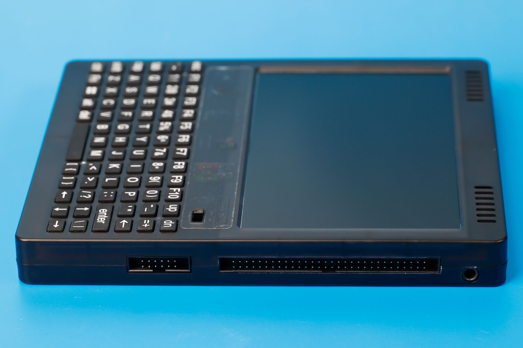 『Hand 386』レビュー！ 令和に生まれた謎の携帯Windows95マシンの実力はいかに？ – レトロゲームで遊ぼう！